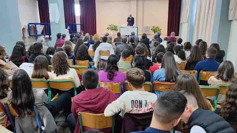ΠΟΙΗΤΗΣ Κ. ΧΑΡΑΛΑΜΠΙΔΗΣ ΣΤΟ 1ο ΓΥΜΝΑΣΙΟ ΜΕΣΣΗΝΗ | ΕΙΔΗΣΟΥΛΕΣ