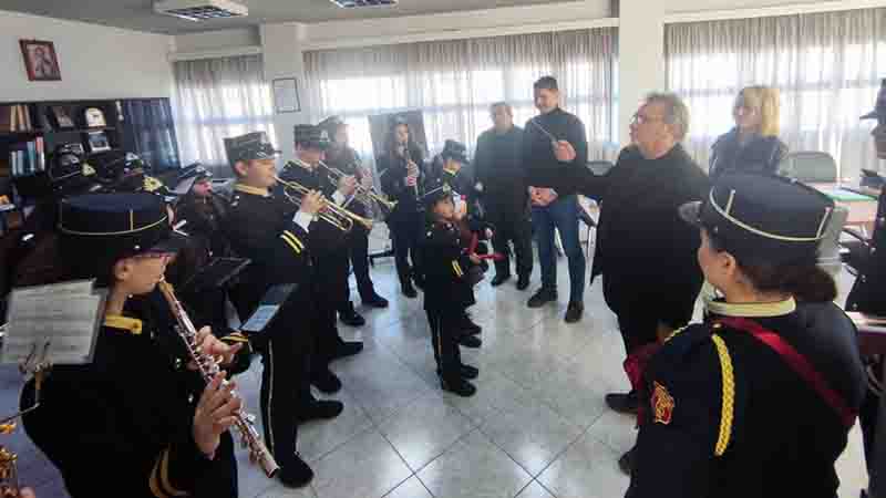 ΤΑ ΚΑΛΑΝΤΑ ΤΩΝ ΧΡΙΣΤΟΥΓΕΝΝΩΝ ΕΠΑΙΞΕ Η ΦΙΛΑΡΜΟΝΙΚΗ ΜΕΣΣΗΝΗΣ ΣΤΟΝ ΔΗΜΑΡΧΟ ...