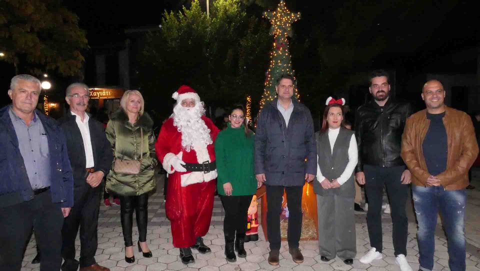 ΦΩΤΑΓΩΓΗΣΗ ΤΟΥ ΧΡΙΣΤΟΥΓΕΝΝΙΑΤΙΚΟΥ ΔΕΝΤΡΟΥ ΣΤΗΝ ΒΑΛΥΡΑ | ΕΙΔΗΣΟΥΛΕΣ