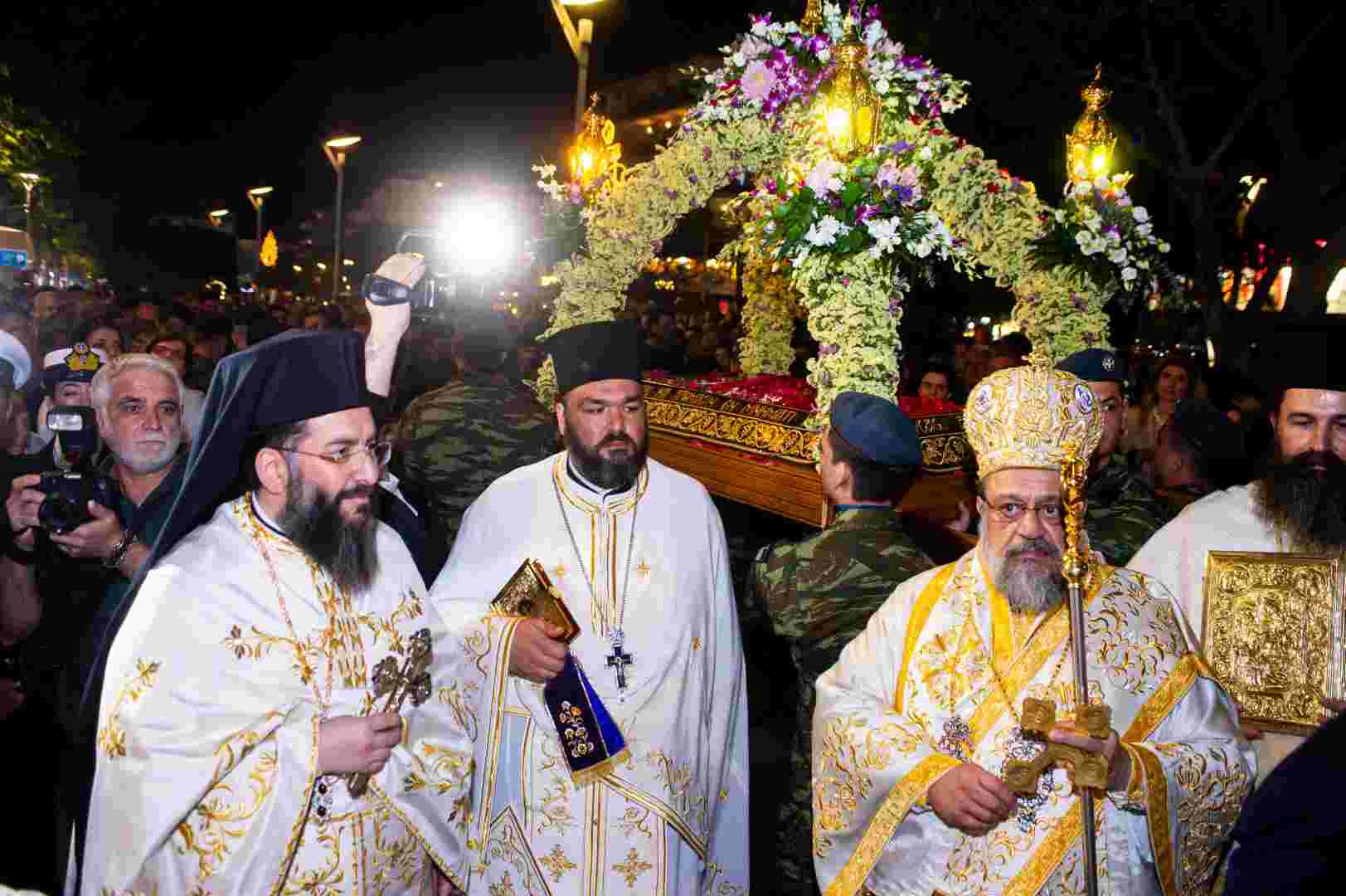 Πλήθος πιστών στην Ακολουθία του Επιταφίου στην Καλαμάτα | ΕΙΔΗΣΟΥΛΕΣ